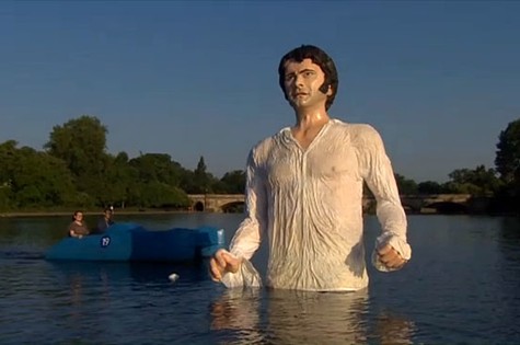 VIDEO O statuie uriaşă a lui Colin Firth în rolul Mr. Darcy, instalată ...