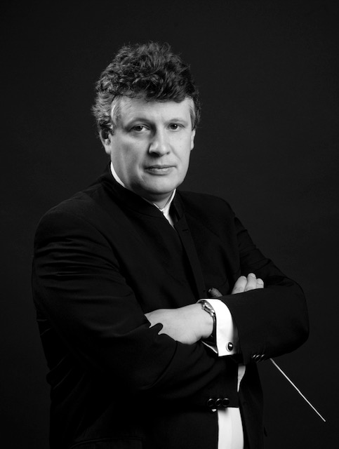 Dirijorul Alexander Walker și violonistul Mircea Călin, în stagiunea ...