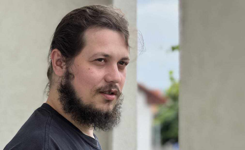 5 voci masculine din poezia românească contemporană care-ți dinamitează ...